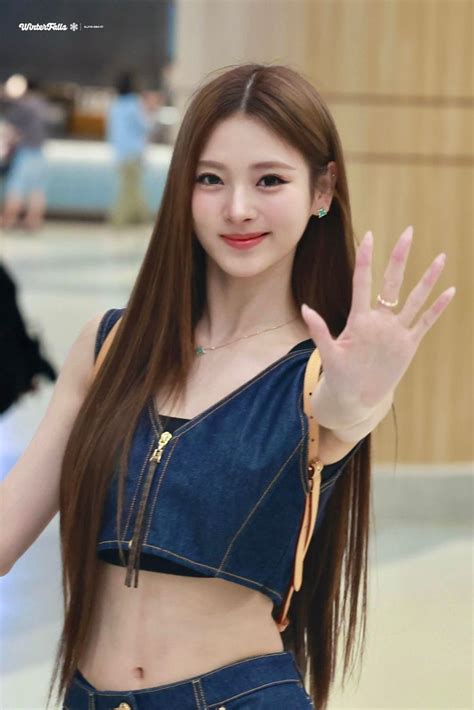 Anna Meovv Prety Girl Kpop Girls Formal Hairstyles For Long Hair