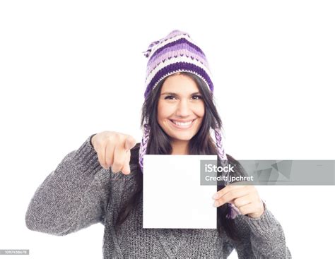 스웨터와 페루 모자 모직 서명 카드를 들고와 젊은 여자의 초상화 흰색 배경입니다 절연 방한 의류에 대한 스톡 사진 및 기타 이미지 방한 의류 여자 한 명의 여자만
