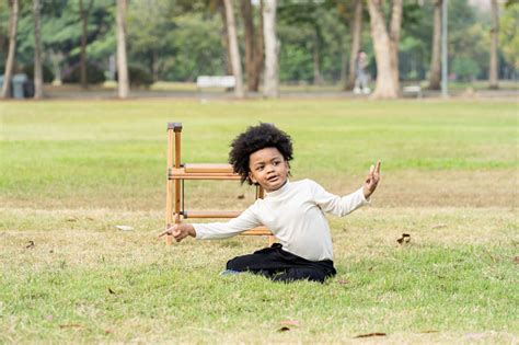 공원에서 장난감을 연주하는 아프리카 계 미국인 어린 소년 곱슬 머리를 가진 아이들은 야외에서 재미있게 지내세요 외부를 즐기는 흑인 아이 사람들 2 3 살에 대한 스톡 사진
