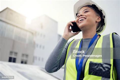 건설 엔지니어 및 여성이 네트워킹을 위해 건물 검사를 하는 동안 외부에서 전화를 겁니다 건설업자 건축업자 및 건설노동자를 위한 이동통신 여성 계약자 25 29세에 대한 스톡