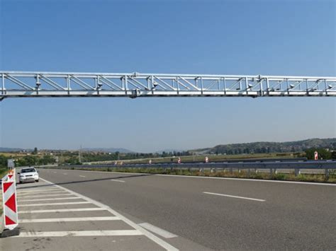 Започна се Връчиха първия акт на шофьор заснет в нарушение от тол камера