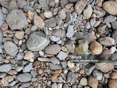 작은 바위 강변 바위 다양한 타원형 및 원형 자연 암석 작은 돌로 만든 바닥의 배경 0명에 대한 스톡 사진 및 기타 이미지 0명 강 개체 그룹 Istock