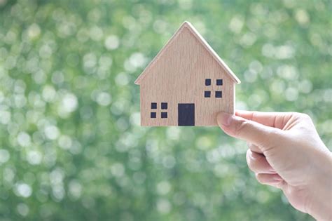 자연스러운 녹색 배경 비즈니스 투자 및 부동산 개념에 여성 손 들고 모델 하우스의 소프트 포커스 거래자에 대한 스톡 사진 및 기타 이미지 Istock