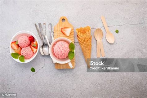 콘크리트 배경에 흰색 그릇 설정 딸기 아이스크림 맛 여름과 달콤한 메뉴 개념 딸기 아이스크림에 대한 스톡 사진 및 기타 이미지 딸기 아이스크림 건강한 생활방식 과일