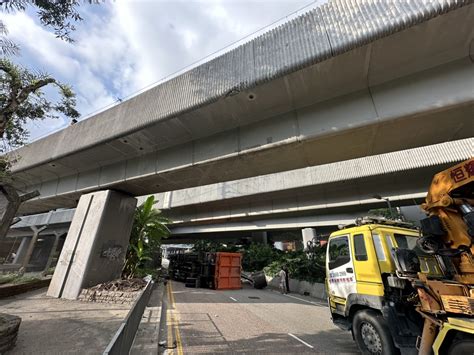 葵涌吊雞車翻側司機被困 疑未收妥吊臂撞港鐵橋躉肇禍 星島日報