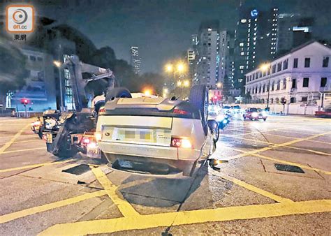 尖沙咀兩車互撼 四輪朝天 東方日報