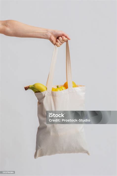 유기농 과일과 채소를 곁들인 빈 에코 토트 백을 들고 있는 여성 손 가방에 대한 스톡 사진 및 기타 이미지 가방 토트백 쇼핑백 Istock