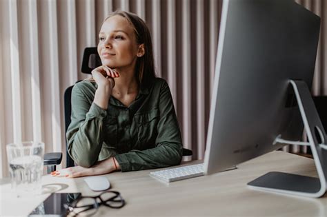 밝은 현대 워크 스테이션에 앉아 Pc에 타이핑 아름다운 사업가의 초상화 경영자에 대한 스톡 사진 및 기타 이미지 경영자 기업 비즈니스 기업가 Istock