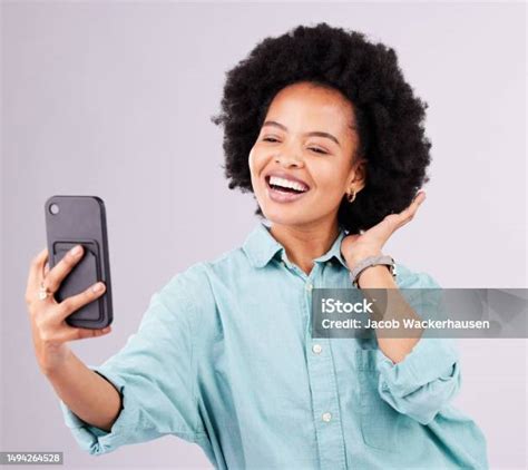 흑인 여성 셀카 아프리카는 기술 소셜 미디어 회색 배경으로 재미있는 스튜디오에서 미소를 짓고 있다 소녀 모델 인플루언서가 프로필