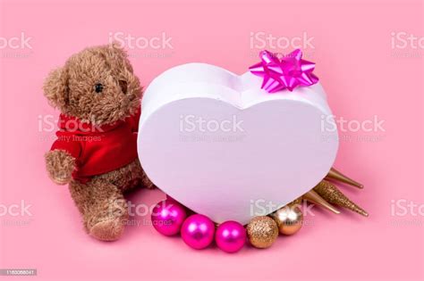 테디 베어 핑크 볼과 휴일 크리스마스 감사 주는 날 이나 생일 분홍색 배경에 고립 된 금 크리스마스 장식 선물 상자 겨울에 대한 스톡 사진 및 기타 이미지 Istock