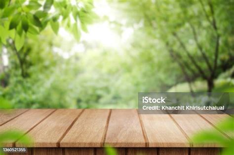 제품을위한 여유 공간을 위해 야외에서 자연에 빈 나무 테이블 뷰티 보케와 햇빛과 자연 템플릿 야외에서 녹색 자연을 가진 아름다운 봄 컨셉 목재 재료에 대한 스톡 사진 및