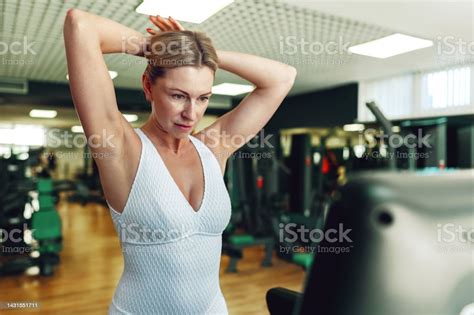 체육관에서 러닝 머신에서 달리는 흰색 트랙 슈트를 입은 성인 여성 40 44세에 대한 스톡 사진 및 기타 이미지 40 44세 건강한 생활방식 달리기 Istock