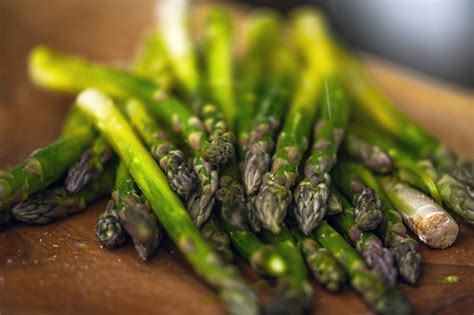 나무 배경에 신선한 아스파라거스 그룹 건강을 위한 생 야채 음식은 더 많은 복사 공간을 요리합니다 0명에 대한 스톡 사진 및 기타 이미지 Istock