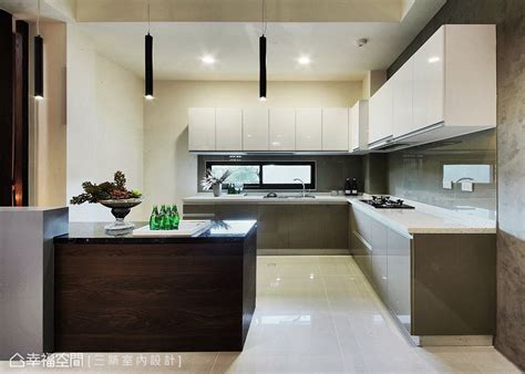 同样以开放式设计界定厨房区，l型厨具搭配中岛台面，打造宽阔舒适的 装修美图 新浪家居