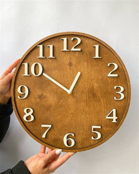 Настенные часы с большими белыми цифрами на деревянном фоне Настенные часы в фермерском доме