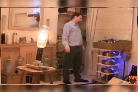 老外打开2万瓦的灯泡，整个村子都被照亮了，最后一秒我眼瞎了村子灯泡老外