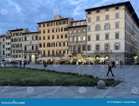 исторические здания и туристы на закате на площади санта мария новелла в цветочном Италии