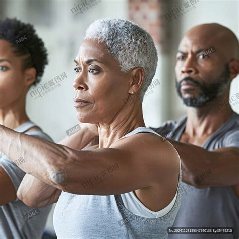 Ai创作图前辈主动训练 双人肩部活动器 健康俱乐部锻炼 竞争混合年龄范围的人 健身团体课 锻炼人群 健身锻炼健身 健身组班 锻炼组 两臂平伸 年经人运动 健身房团体课 热身健康训练 健身俱乐部