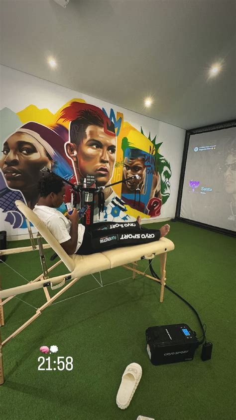 دیوار خانه اندریک با تصویری از کریستیانو رونالدو و دو تن از بهترین