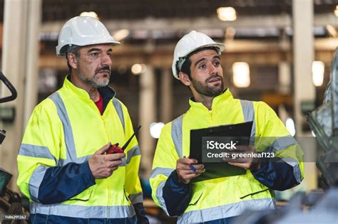 산업 공장의 유지 보수 건설 장비에 종사하는 안전 하드 모자를 가진 전문 기술자 엔지니어 생산 기술의 제조 직업 직업을 가진 검사 남자 25 29세에 대한 스톡 사진 및