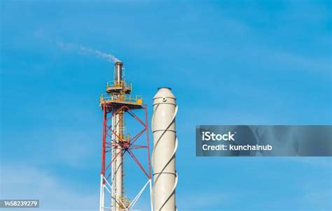 석유 및 가스 탱크 증류 반응기 컬럼 화학 정제 산업 석유 화학 사업에서 운송 네트워크 생태계 에너지 개념을위한 파이프 라인 및