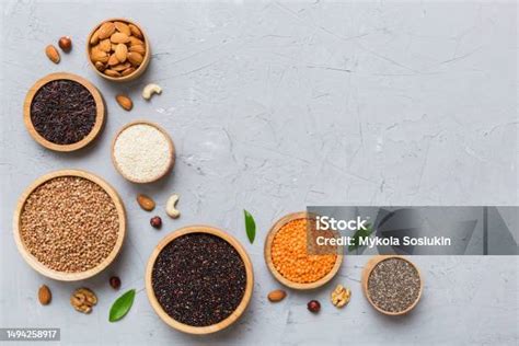 색깔 있는 배경에 작은 그릇에 담긴 다양한 슈퍼푸드 쌀 치아 퀴노아 렌즈콩 견과류 참깨 아몬드와 같은 슈퍼푸드 평면도 복사 공간 슈퍼푸드에 대한 스톡 사진 및 기타 이미지