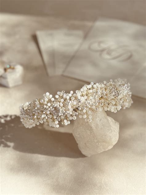 Tiara De Novia Con Cristal Milky Y Pequeños Azahares Aguiar