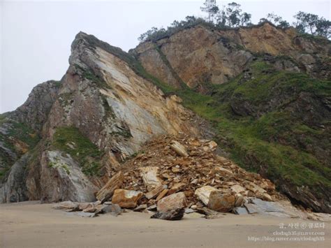스페인 갈리시아 스페인의 숨은 보석 갈리시아 비가 와도 우리는 바다에 간다 한여름에도 서늘한 스페인 북서부 자연 그대로의 해변가 많은 곳 밧줄타고 절벽내려가야