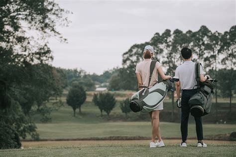 아시아 중국 커플 골퍼 골프 코스에서 산책 하는 준비 에 골프 동안 골프 를 재생 하는 데 행복 하 게 골프 선수에 대한 스톡 사진 및 기타 이미지 Istock