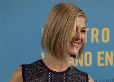 Rosamund Pike S Angled Bob With An Off Center Part