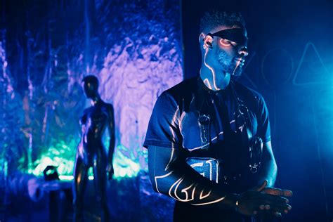 공상가 공연 기술 남성 남자 네온 불빛 눈가리개를 한 도시의 디지털 아트 마네킹 모델 몰입 미래적인 미래파 미스터리한 바디 페인트 반사 사이버