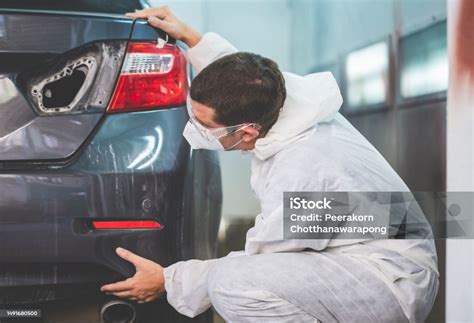 도장의 품질을 확인하는 자동차 정비공 챔버에서 차를 도장하는 정비사 차고 도장 자동차 서비스 수리 및 유지 보수 40 44세에