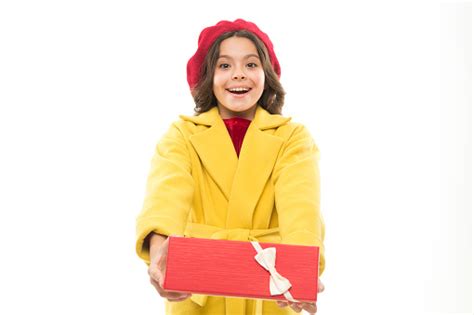 선물 상자와 어린 소녀 쇼핑몰에서 큰 판매 권투의 날 쇼핑 후 작은 소녀 생일 축하 선물 좋은 구매 쉽고 빠릅니다 쇼핑 행복 베레모의 파리지앵 아이 6 7 살에 대한 스톡