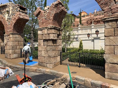 Wdw News Today On Twitter The Beautiful Queue And Fastpass Machines