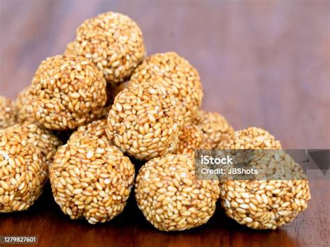 Bola Biji Wijen Putih Dibuat Dengan Jiggery Dipanaskan Dengan Latar