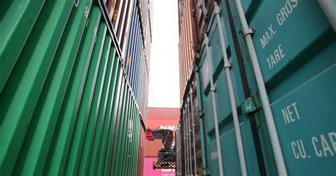 파업에 쌓여가는 컨테이너