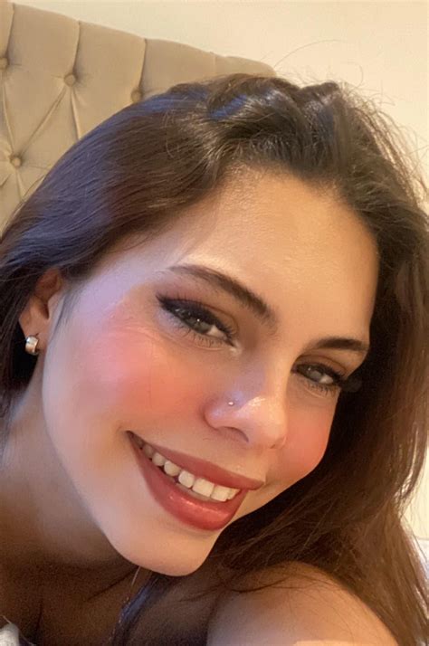 The Face Of A Latina Girl Who Loves To Travel Around The World F19 R