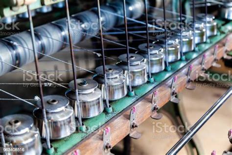 공장에서 기계 회전에 섬유 산업 원사 스풀을 닫습니다 털 실 회전 시키는 기계 길 쌈 하 고 워프입니다 원사 제조입니다 공예에 대한 스톡 사진 및 기타 이미지 Istock