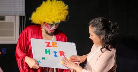 불명예 제대한 아들 뇌졸중에 쓰러진 가부장 복수심에 불타는 어머니···연극 ‘히어 리뷰