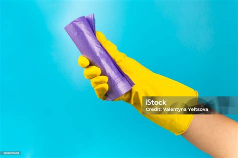 색색의 배경에 쓰레기 봉투를 들고 있는 여자의 손 배경에 쓰레기를 위한 비닐 봉지로 굴러갑니다 텍스트의 위치 쓰레기 분류 0명에 대한 스톡 사진 및 기타 이미지 Istock