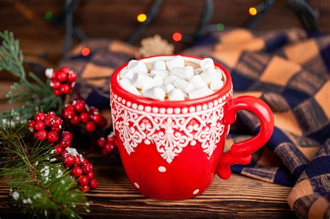 아늑한 크리스마스 화환 조명 배경 코코아와 마시멜로 머그잔 12월에 대한 스톡 사진 및 기타 이미지 12월 갈란드 장식품 개념 Istock