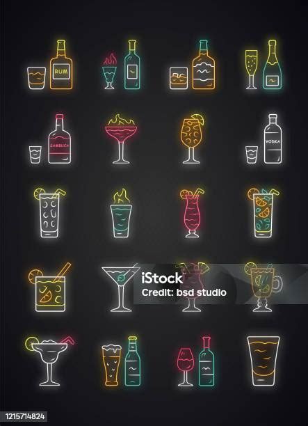 음료 네온 라이트 아이콘 세트 알코올 메뉴 카드 칵테일 음료 위스키 럼 와인 마티니 마가리타 압생트 상쾌하고 따뜻한 술 빛나는 징후 벡터 절연 일러스트레이션 네온에 대한