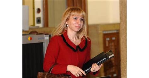 Министър Ковачева ВСС да преразгледа решението си за съдия Тодорова