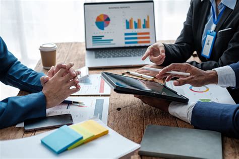 현대 노트북 컴퓨터로 소득 차트와 그래프를 분석하는 비즈니스 팀 닫습니다 비즈니스 분석 및 전략 개념 3 명에 대한 스톡 사진 및 기타 이미지 Istock