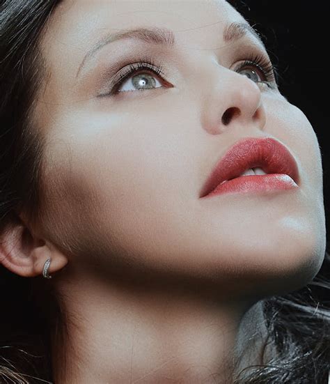 감정적인 강렬한 표정 귀 깊은 눈 화장 다이나믹한 립스틱 머리 멋진 메이크업 모델 몽환 보석 부드러운 피부 붉은 입술 뷰티 샷 생생한 섬세한