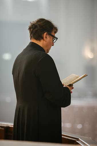 기독교 교회에서 목사는 기도로 회중을 인도하고 거룩한 책 성경 예수의 복음을 읽습니다 사람들에게 인도 믿음 희망 위안을 제공하는