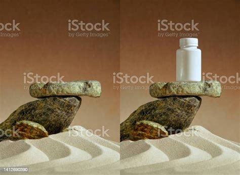 모래 위에 서있는 갈색 배경의 돌 연단 자연 모래 및 돌 미용 제품에 대한 데모 0명에 대한 스톡 사진 및 기타 이미지 0명