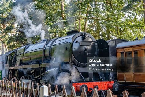 기차역에서 검은 증기 기관차 흡연의 정면 보기 0명에 대한 스톡 사진 및 기타 이미지 0명 강철 고풍스런 Istock