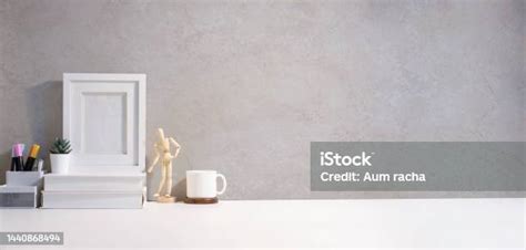 빈 액자 책 커피 컵 선인장이 있는 최소한의 작업장 텍스트를위한 공간을 복사하십시오 0명에 대한 스톡 사진 및 기타 이미지 Istock