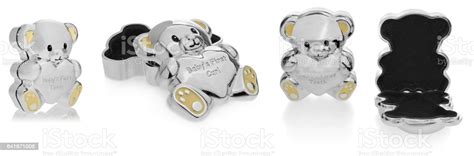 첫 번째 아기 치아에 테디 베어모양의 실버 박스 검은 벨벳이 줄지어 있는 어린이 기념품 약간의 반사와 흰색 배경에 노란색의 귀와 발 장난감 상자는 흰색 백그로에 다른 각도로